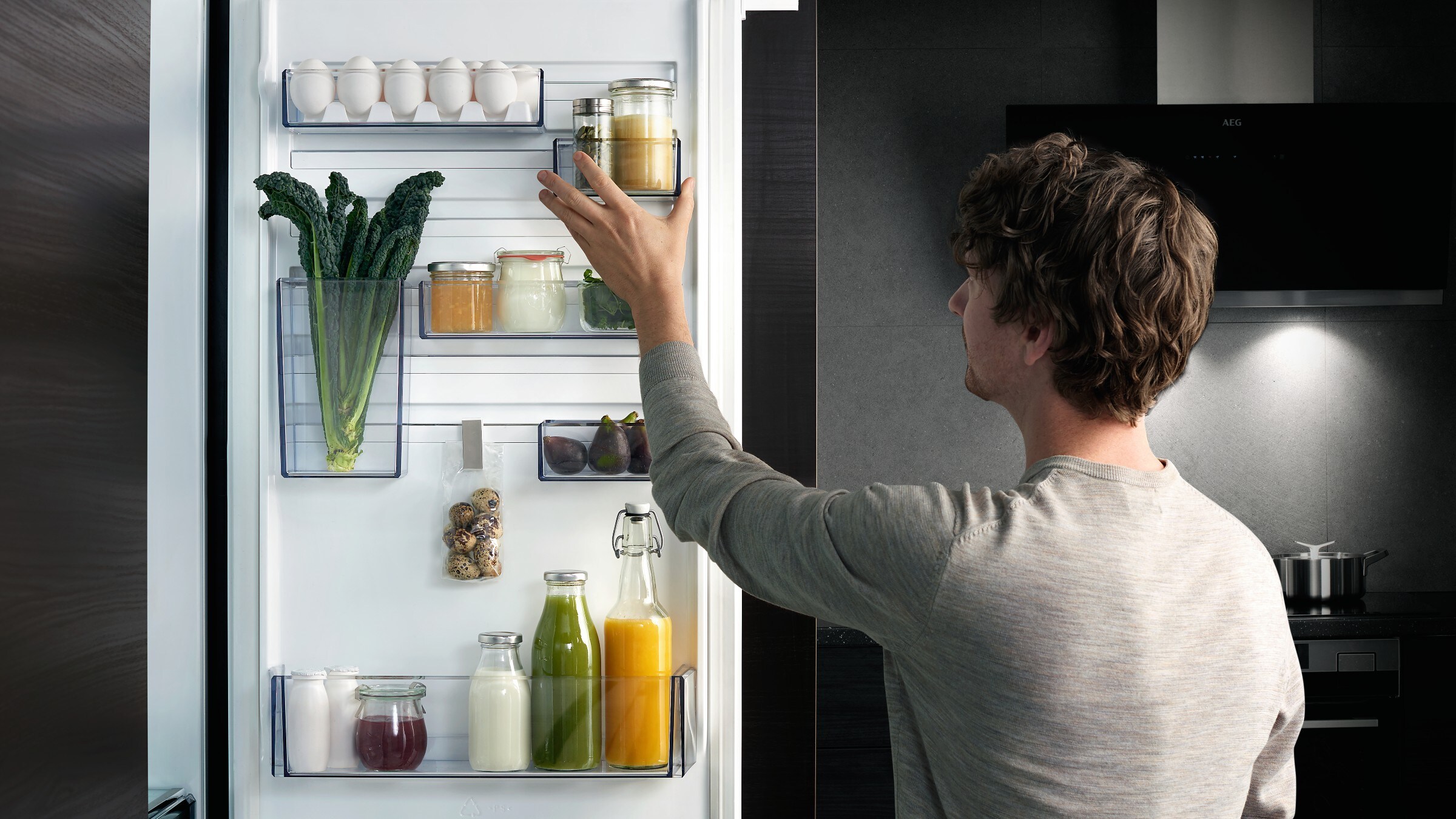 Aeg integrated fridge freezer store